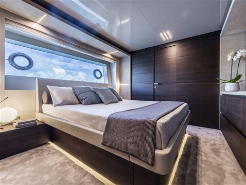 CUSTOM LINE NAVETTA 37 - Yacht for sale - Ferretti Group America